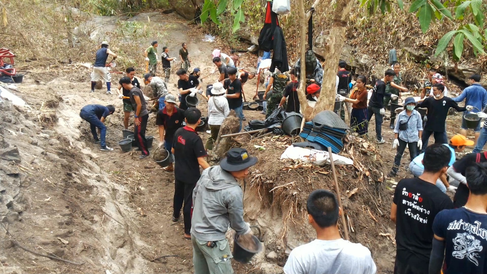 Volunteers Clean 23 Dams in Preparation for Monsoon - Chiang Mai ...
