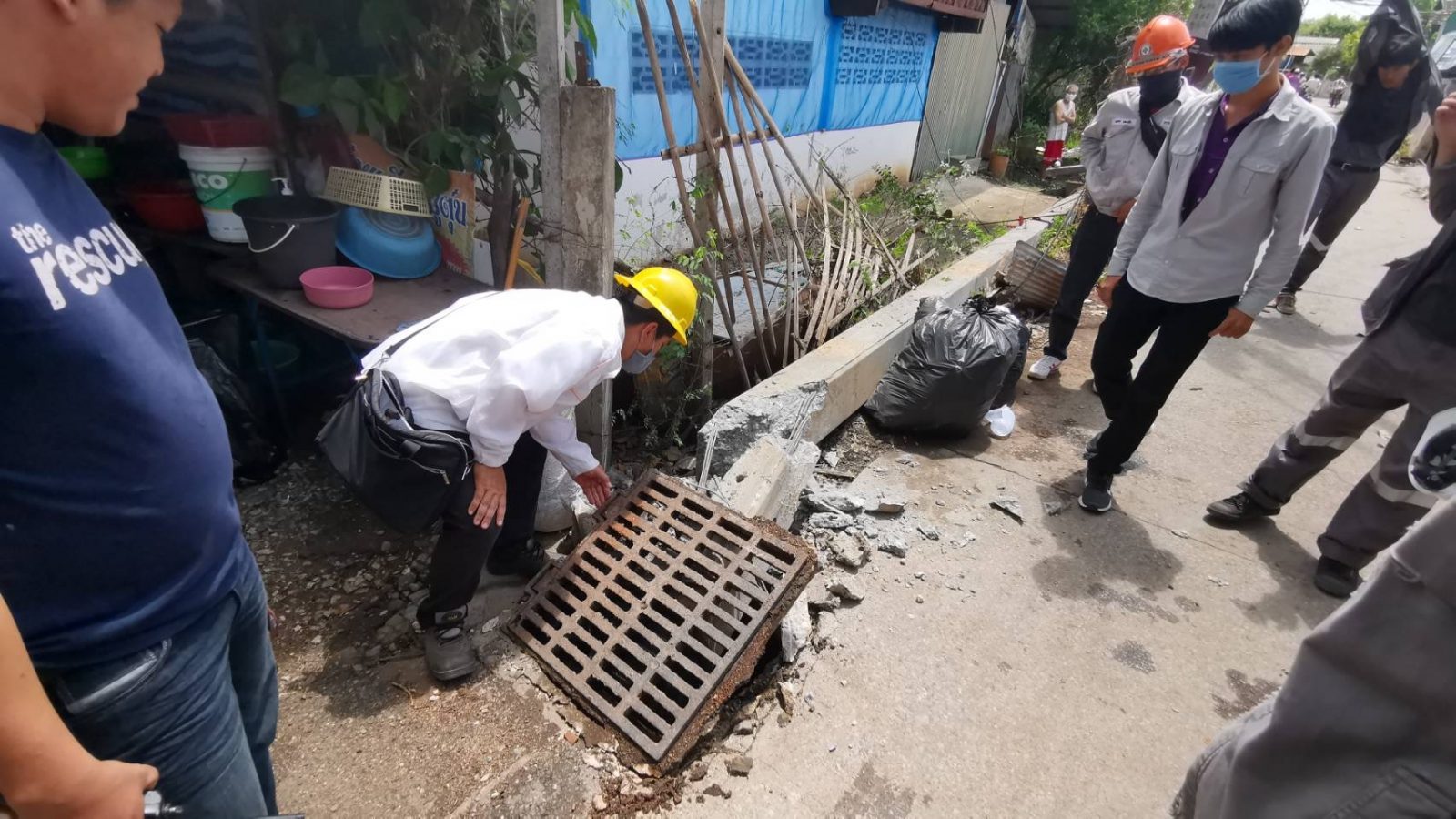 10 m electric pole falls on electrician - Chiang Mai Citylife CityNews