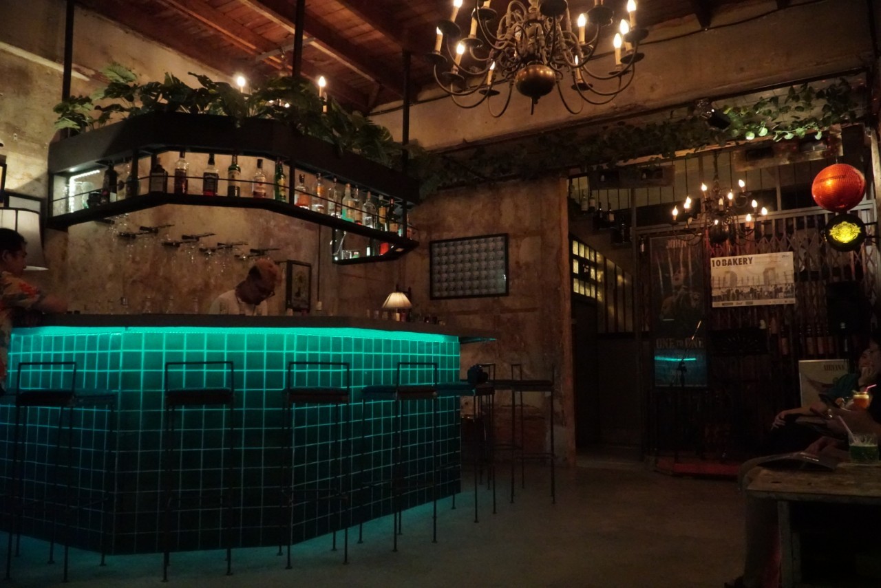 MoneyMoney Bar จิบเครื่องดื่ม เคล้าเสียงเพลงในบรรยากาศริมถนนท่าแพ ...